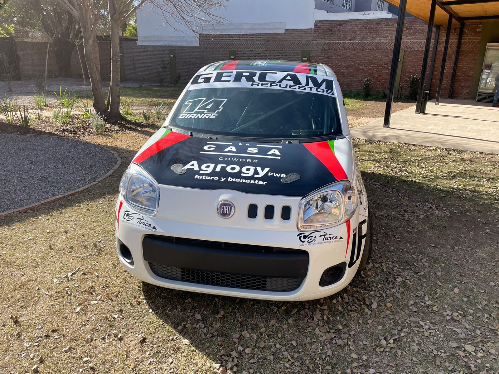 Juan Gianre presentó su nuevo auto – lacuadriculada.com.ar