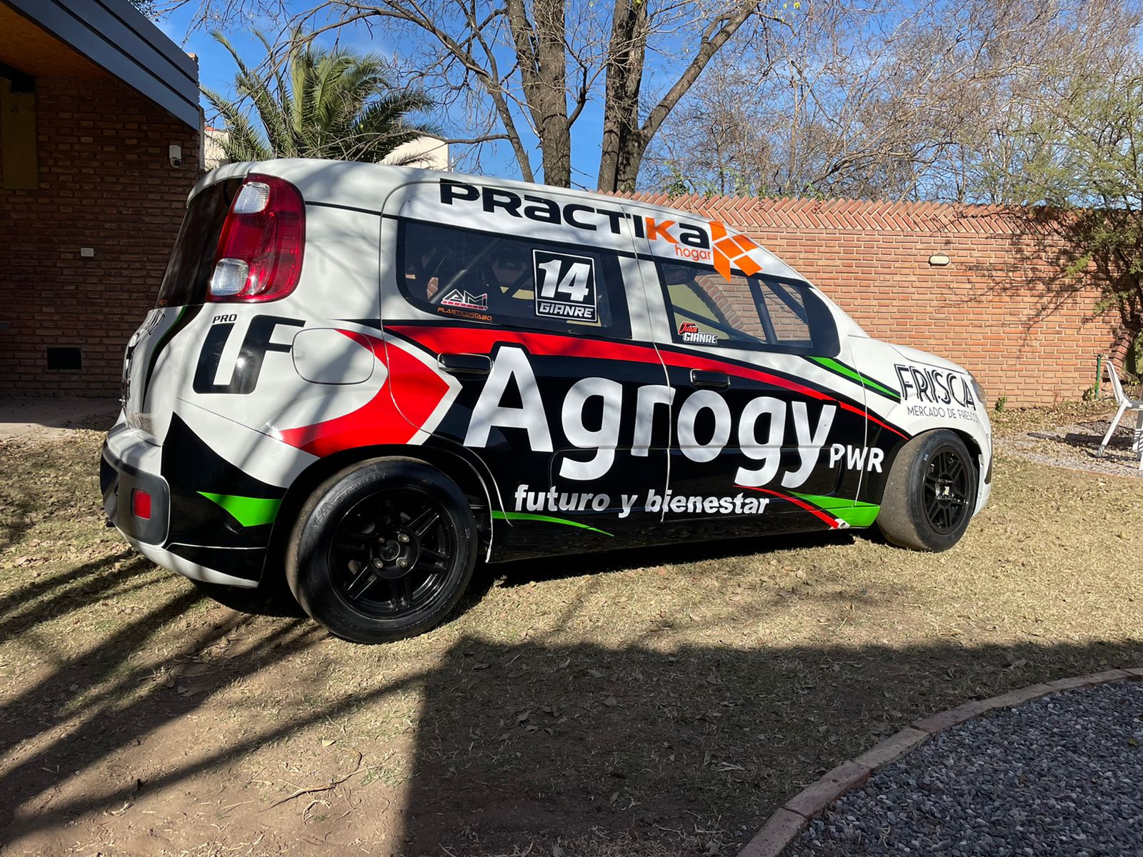 Juan Gianre presentó su nuevo auto – lacuadriculada.com.ar