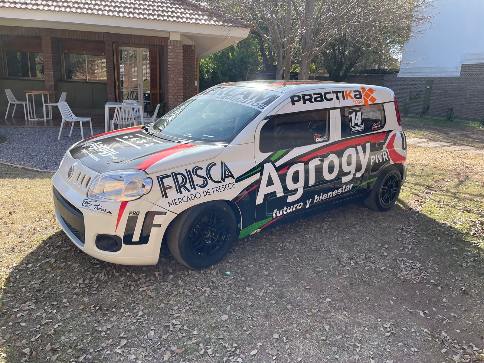 Juan Gianre presentó su nuevo auto – lacuadriculada.com.ar